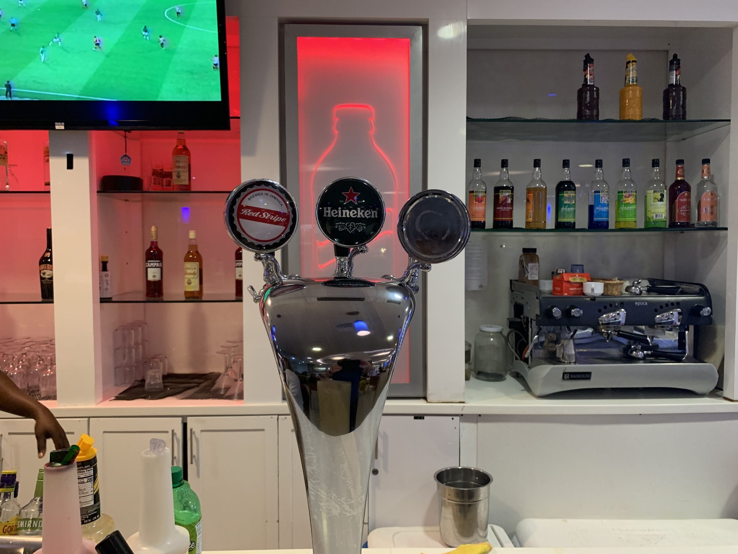 Priority Pass Lounge Montego Bay Jamaica - Club Mobay - Ready Jet Roam
